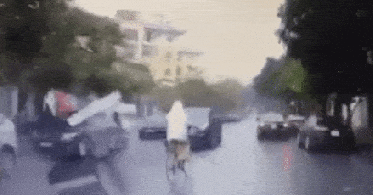 Cậu bé đang đi xe đạp thì đột ngột quay đầu khiến hội tài xế sợ xanh mặt